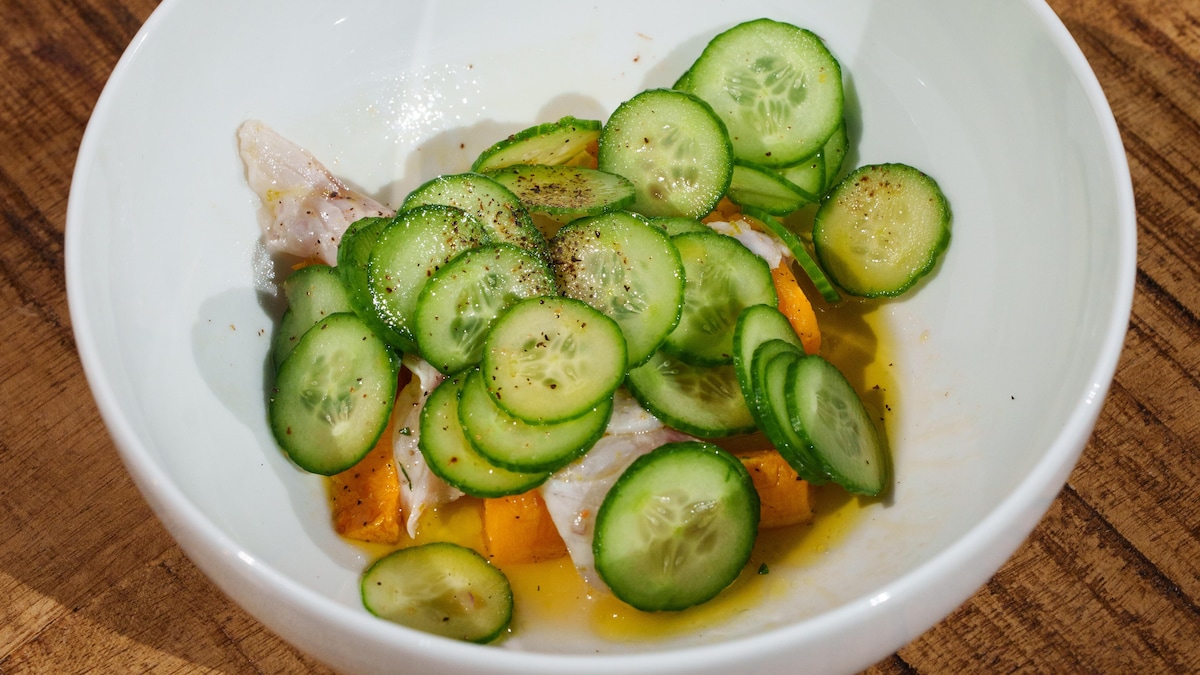 Crudo de bar rayé, salade de courge, concombre et basilic | Mordu