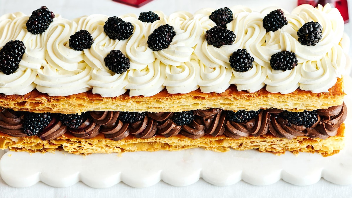 Feuilleté aux mûres, crème au chocolat et chantilly | Mordu