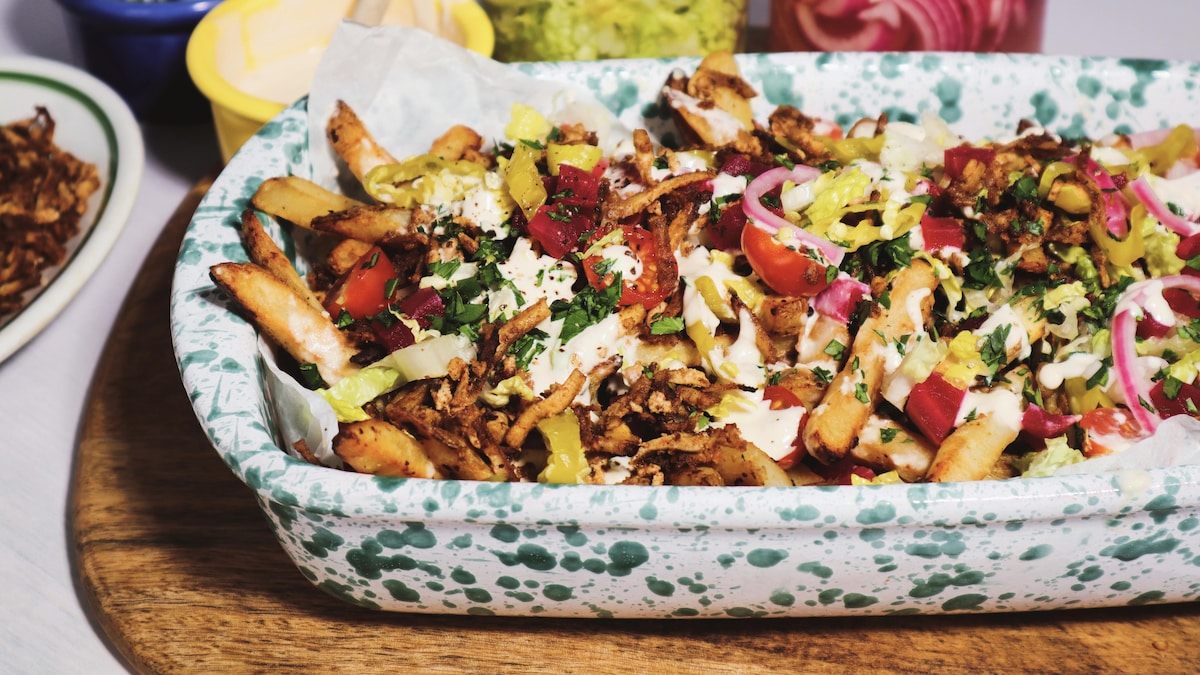 Frites toutes garnies au tofu d’inspiration shawarma | Mordu