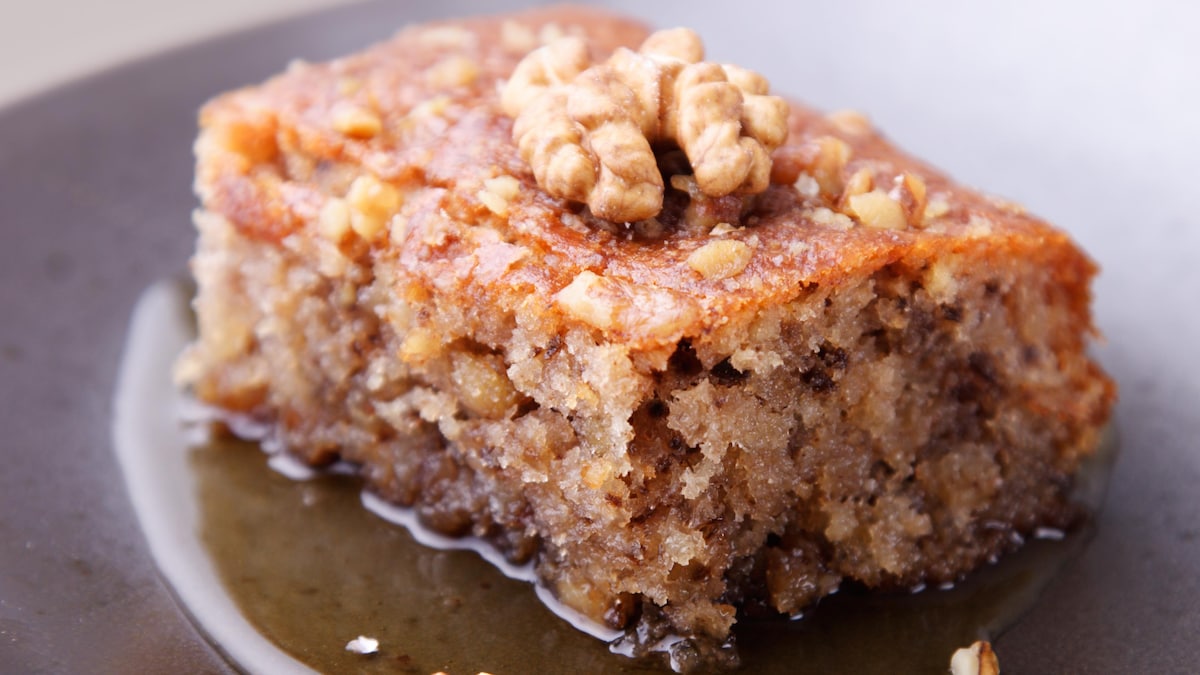 Gâteau traditionnel grec aux noix de Grenoble (karydopita) | Mordu
