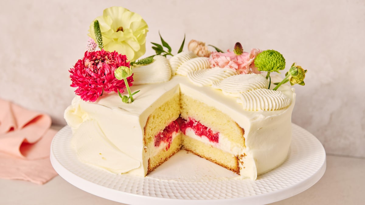 Montage du gâteau aux petits fruits et à la crème au mélilot | La ...