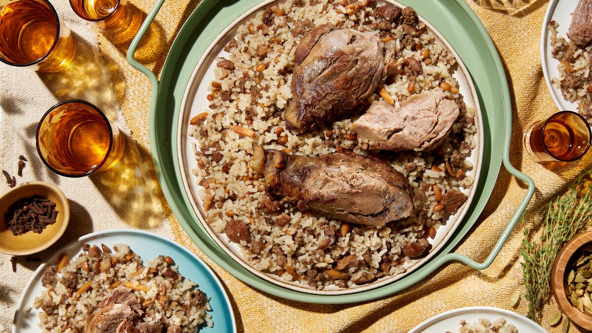 Jarrets de veau braisé et riz syrien à la viande, aux noix et aux ...