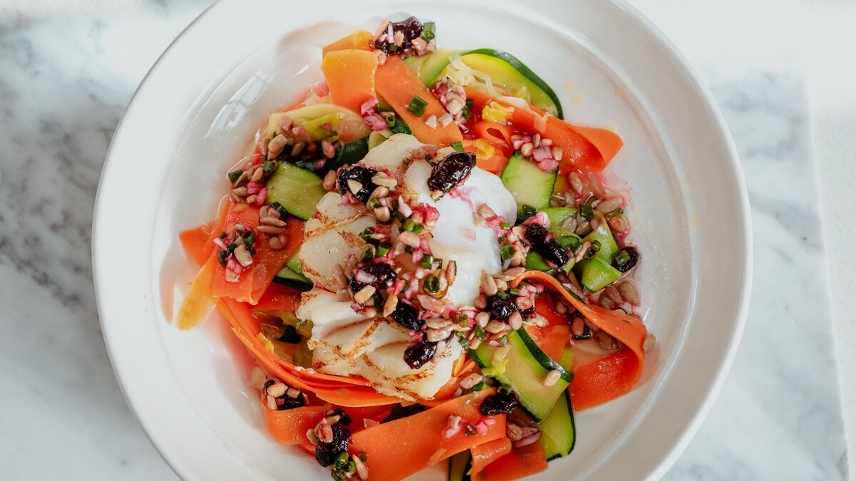 Morue grillée et sauce vierge à la camerise sur tagliatelles de légumes ...