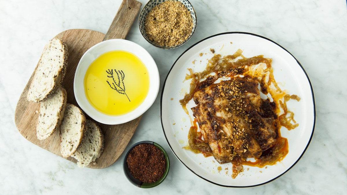 Filets de poisson rôtis aux saveurs portugaises et sofrito d’oignon | Mordu