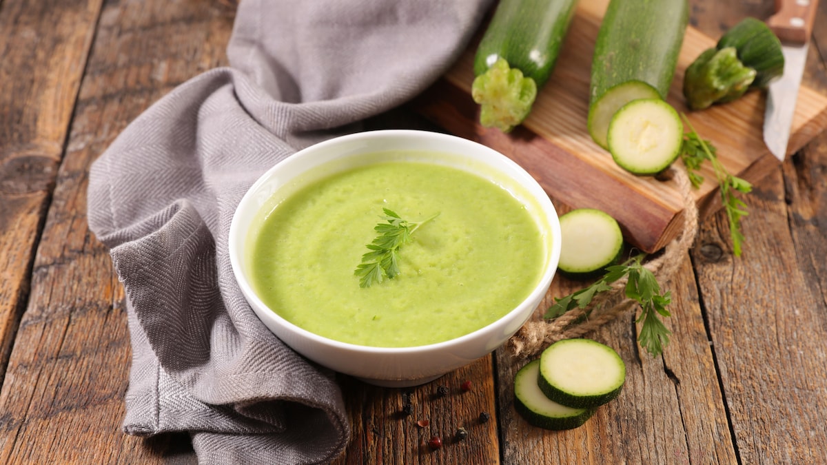 Potage froid aux courgettes et au basilic | Mordu