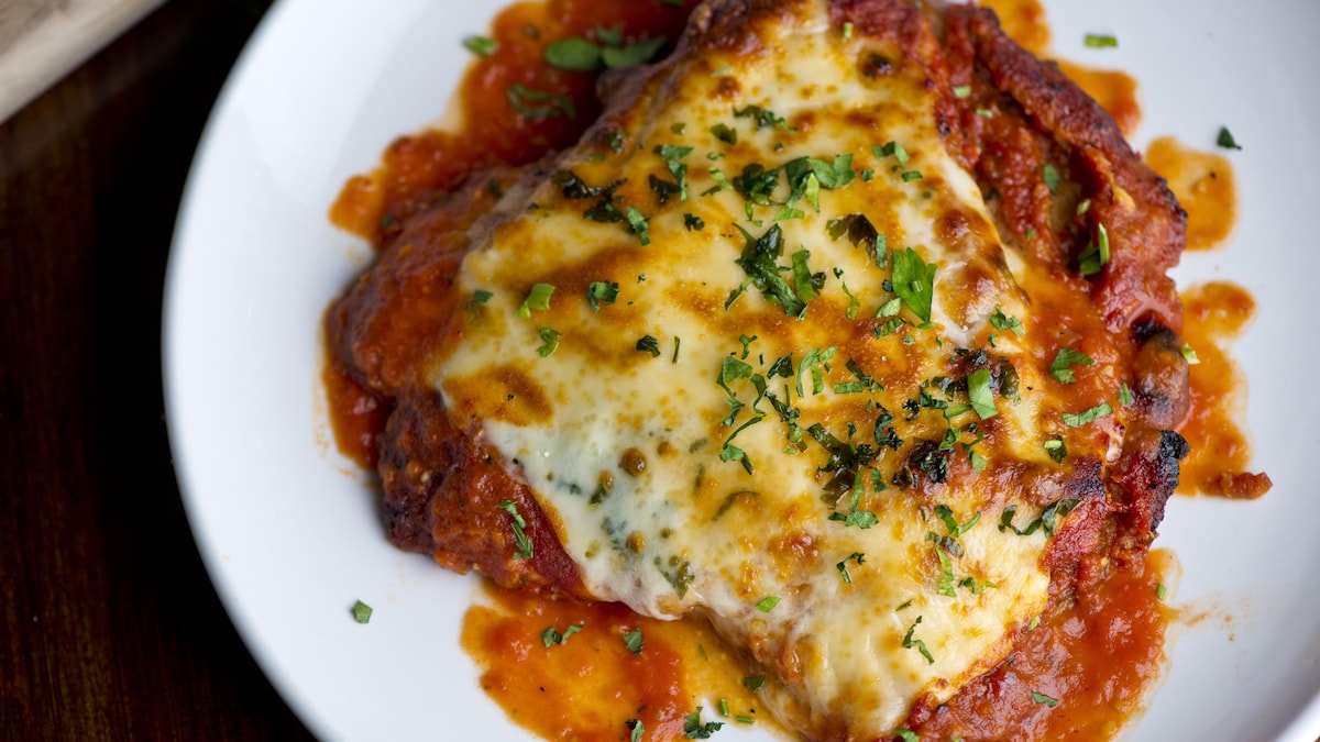 Poulet au parmesan, à la sauce tomate et au basilic | Mordu
