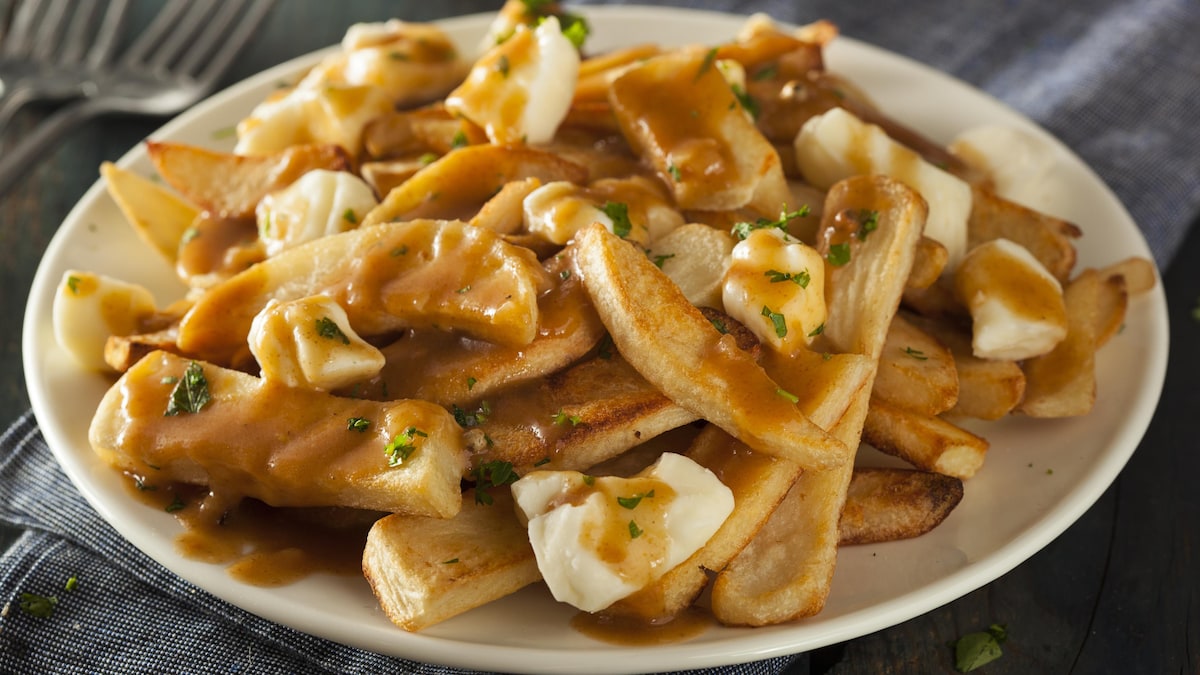 Poutine deluxe au consommé et fromage en grains | Mordu