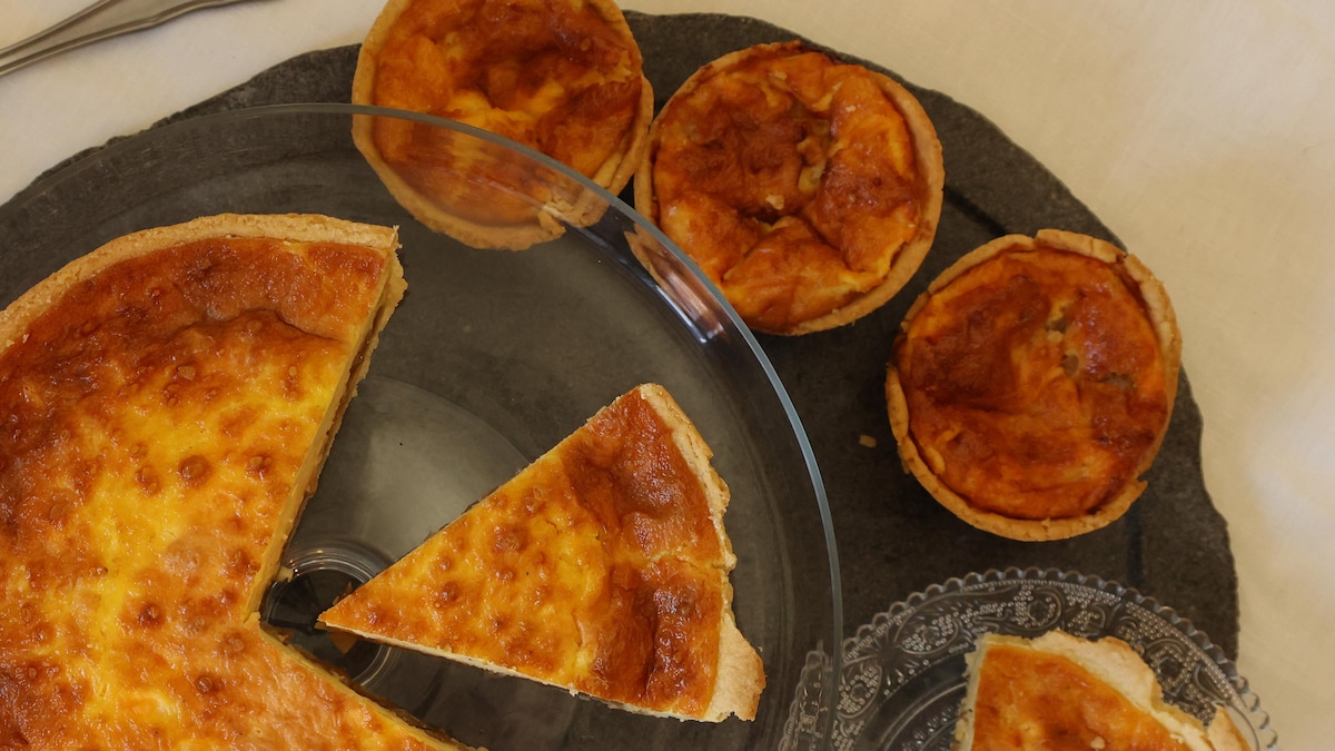 Petites quiches au fromage et oignons caramélisés | Mordu