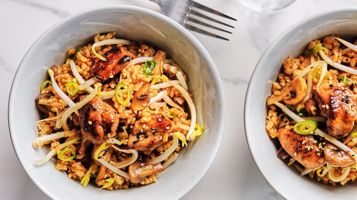 Riz frit au poulet, aux champignons et au gingembre | Mordu