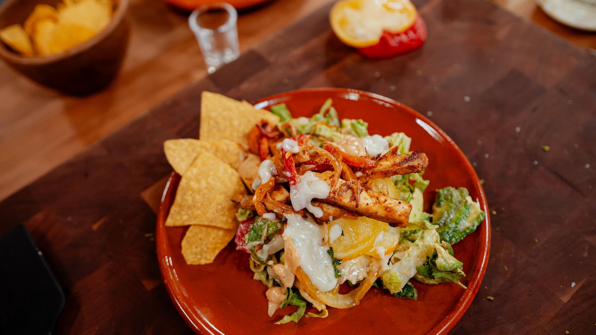 Salade de fajitas au tofu et sauce chipotle | Mordu