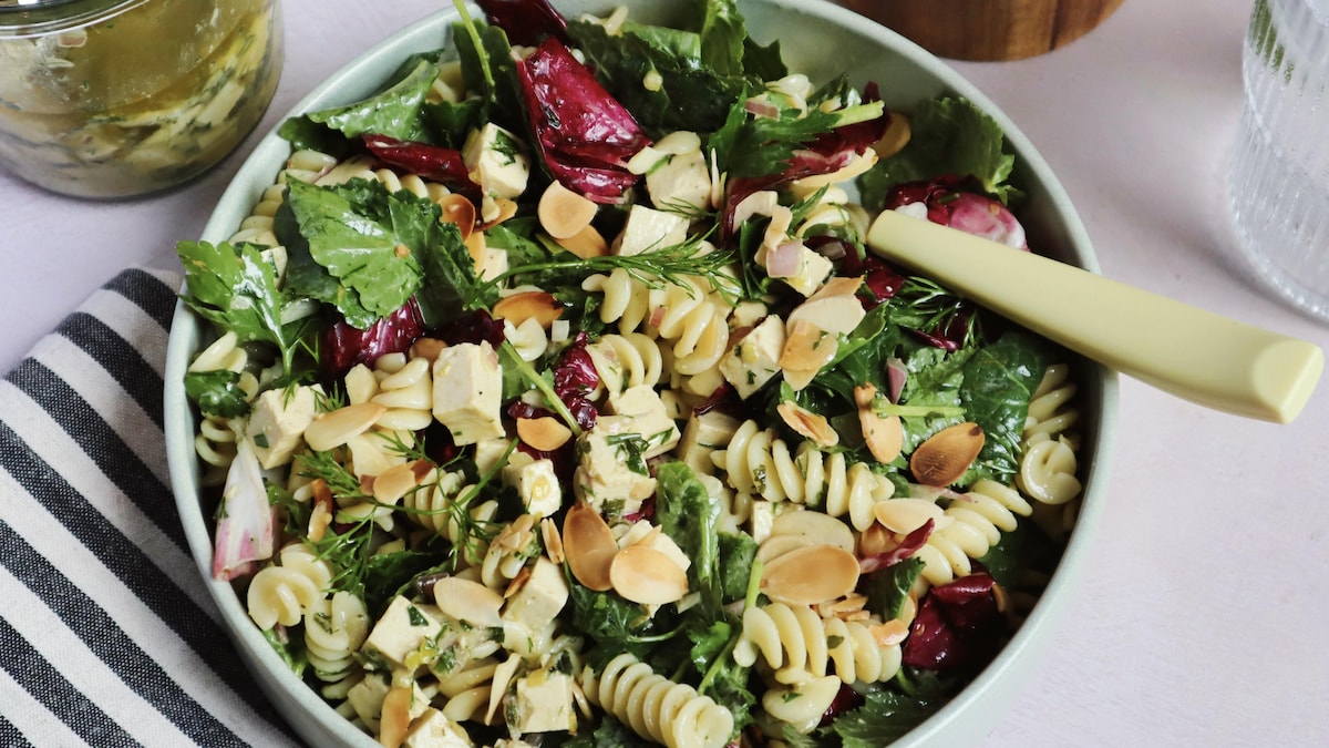 Salade de pâtes au tofu mariné aux herbes | Mordu
