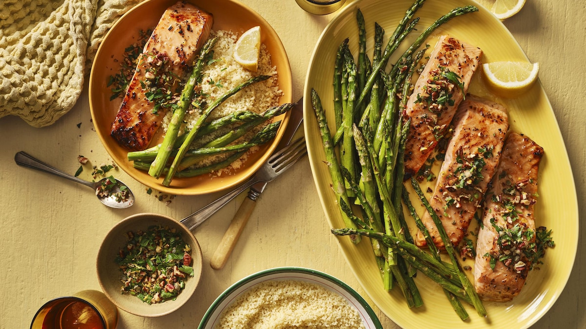 Saumon laqué à l’érable à la plaque, gremolata de pacanes | La cuisine ...