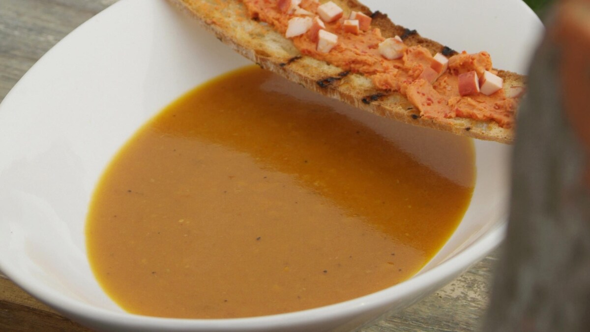 Soupe de poisson plat et croûtons à la mousse de homard | Mordu