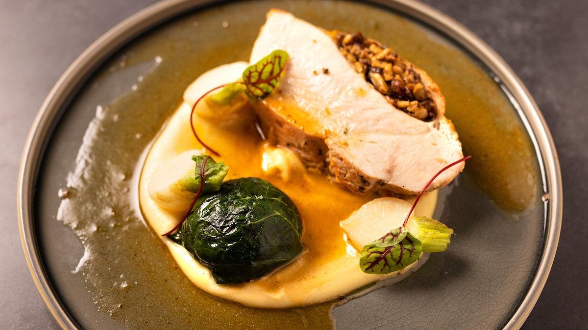 Suprêmes de dinde farcis, mousseline de bette à carde, purée de panais ...