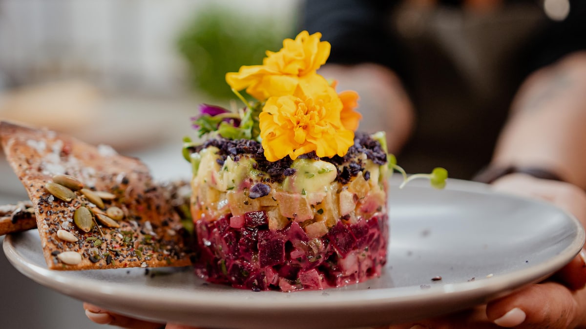 Tartare végétalien de betteraves et d’avocats | Mordu