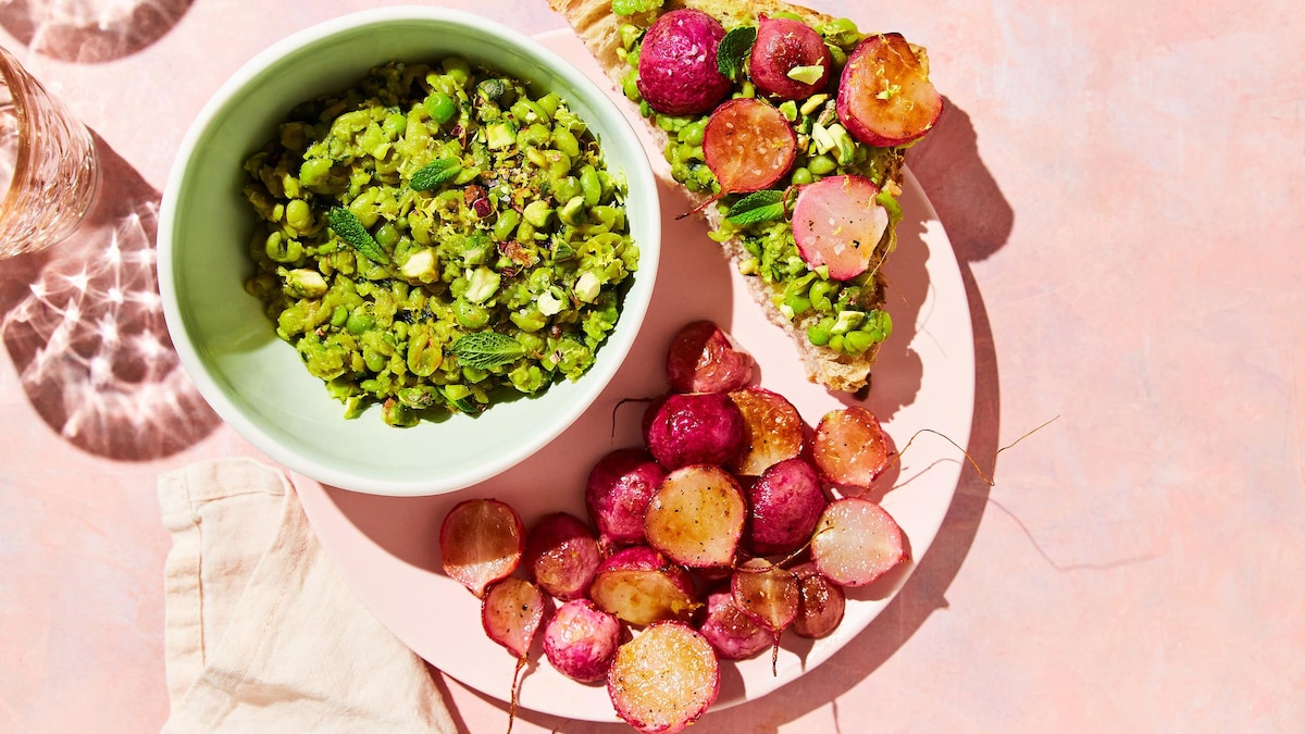 Écrasé de petits pois, citron, menthe et radis rôtis | Mordu