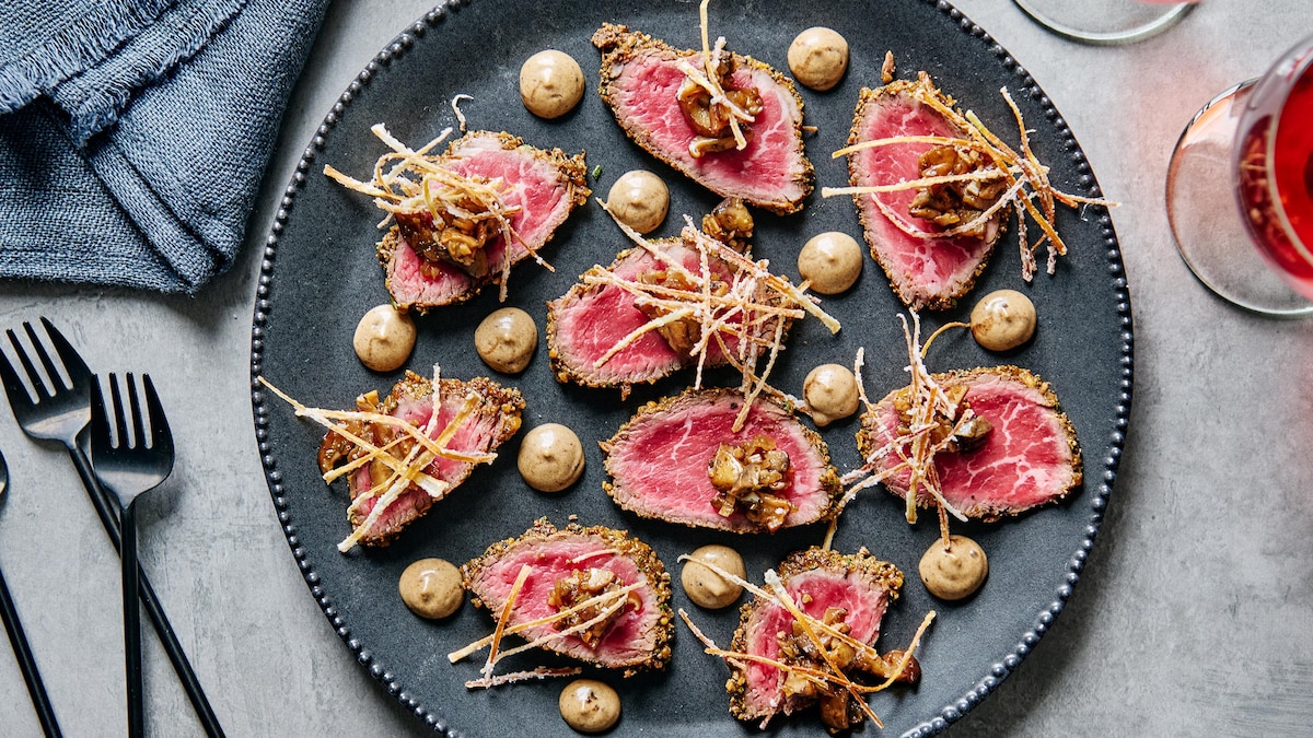 Tataki de bœuf, mayonnaise à l’ail noir et champignons marinés | Mordu
