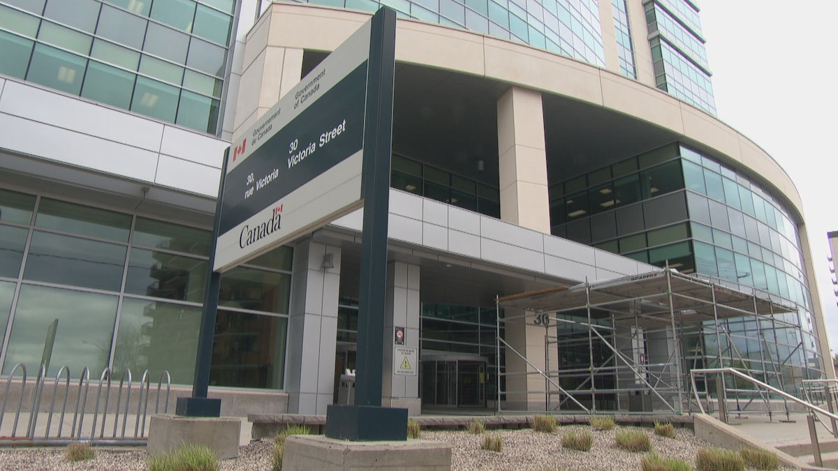 Embauche massive de fonctionnaires pendant la pandémie | Le téléjournal ...