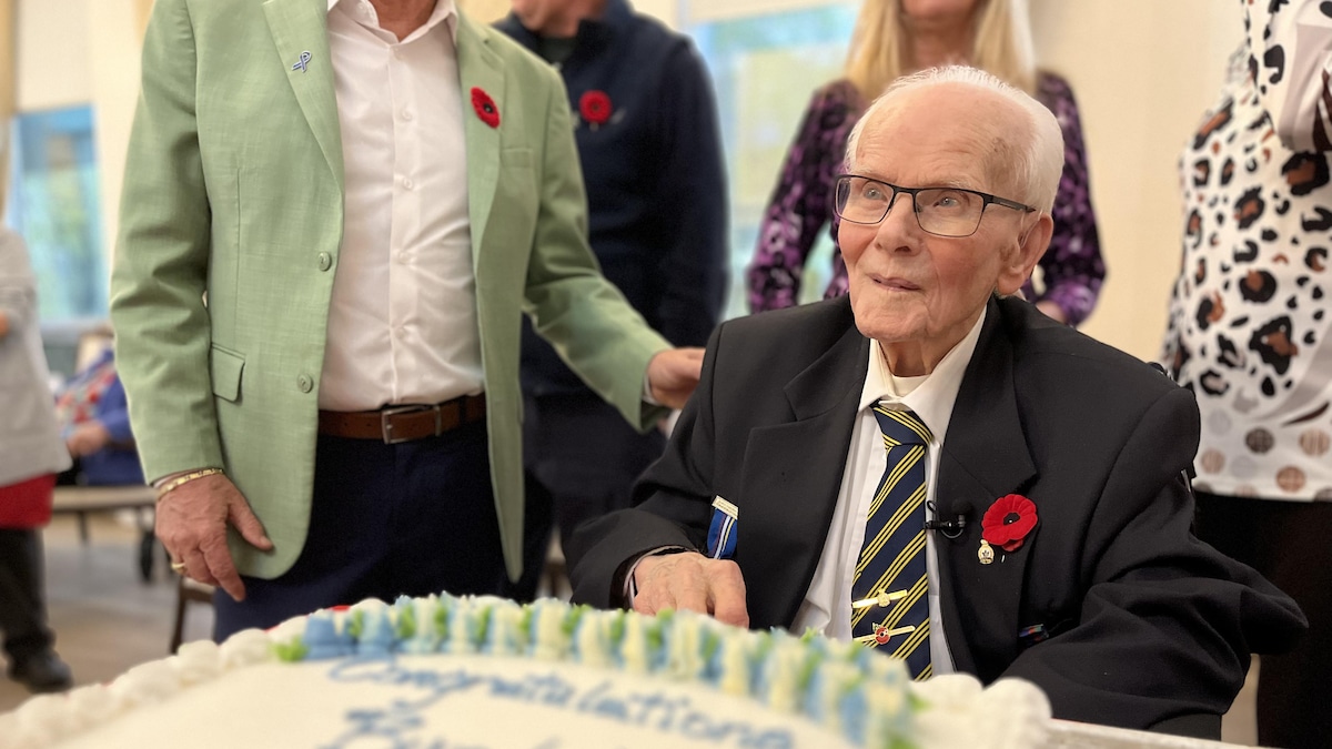 Un vétéran de 110 ans est le Canadien le plus âgé | Le téléjournal Ontario