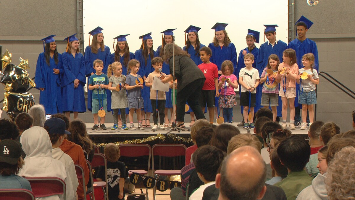 Des finissants à André Piolat après 13 ans d'absence | Le téléjournal ...