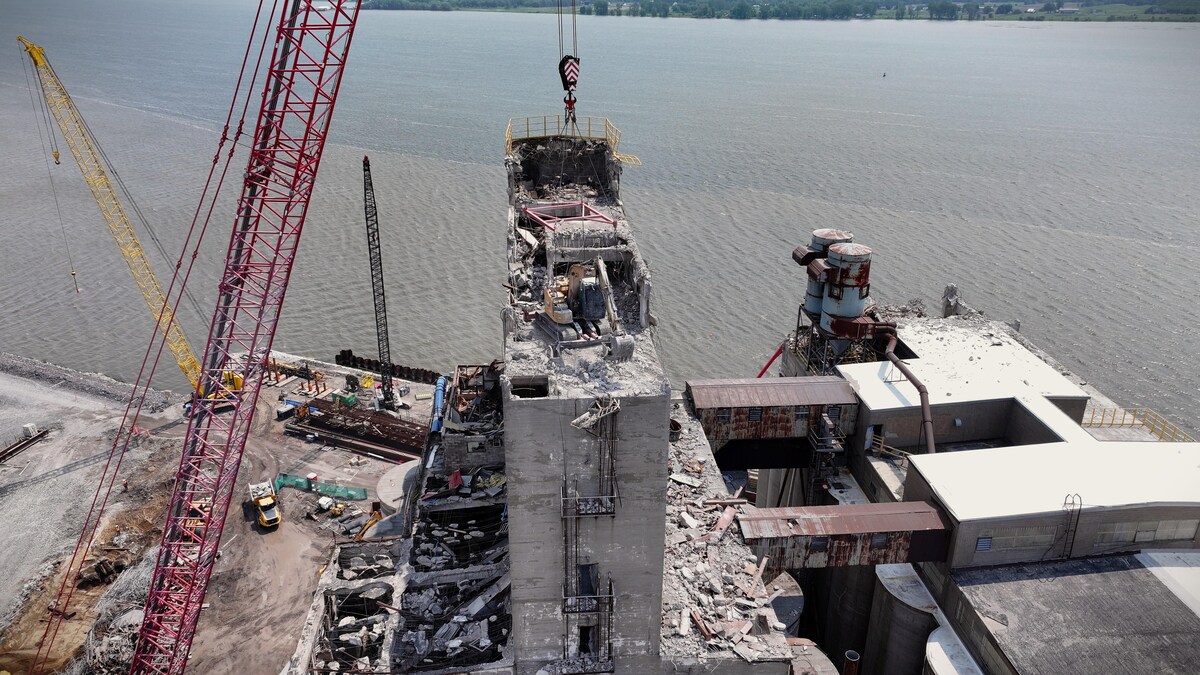 Une pelle mécanique téléguidée pour détruire les silos du port | Le ...