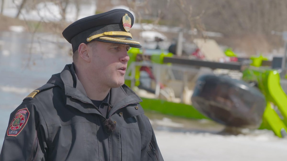 La pelle amphibie en action sur la rivière Beaurivage | Le téléjournal ...