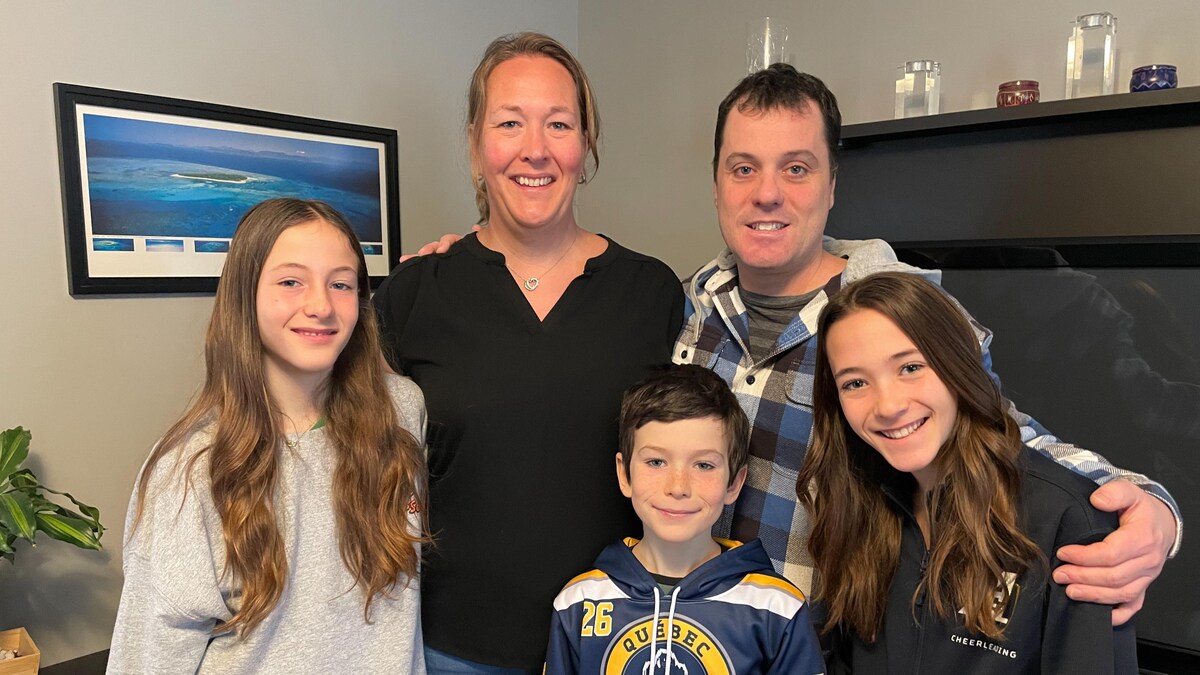 Une famille accueille des hockeyeurs Ukrainiens pour le tournoi de ...