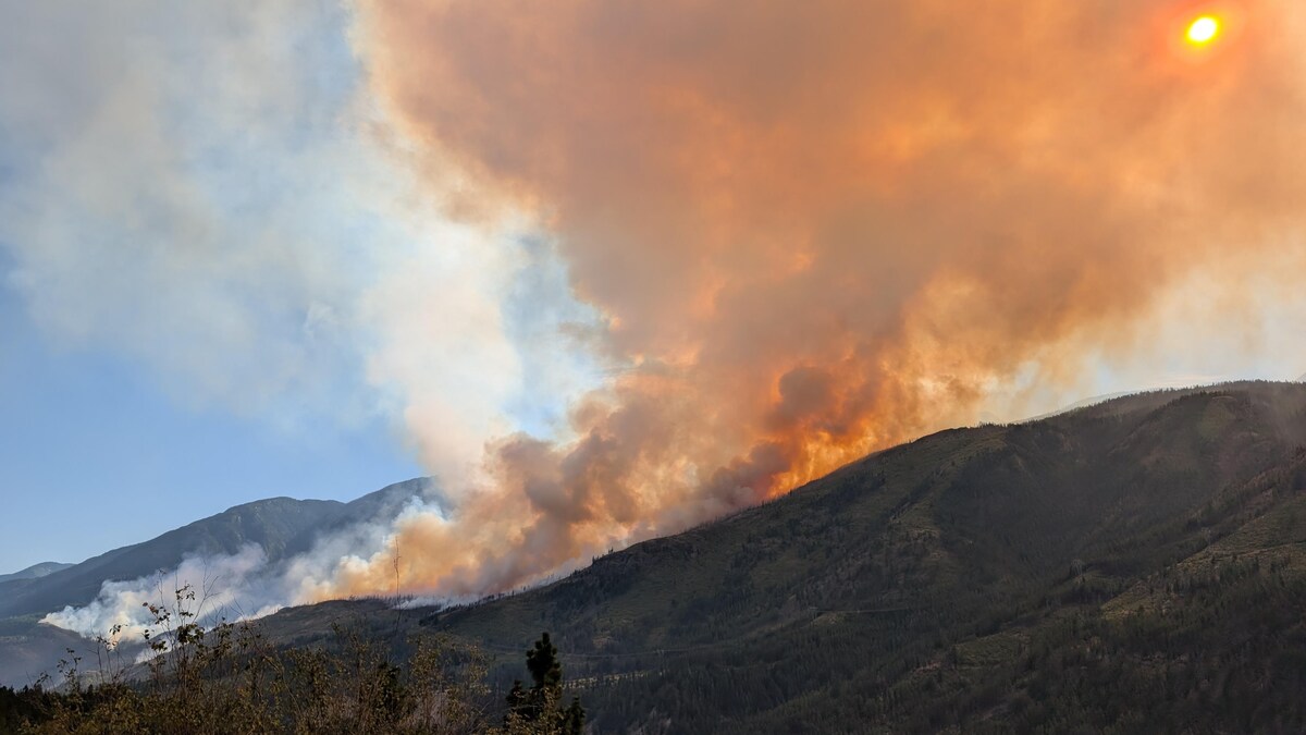 Le feu près de Lytton force des évacuations | Le téléjournal Colombie ...
