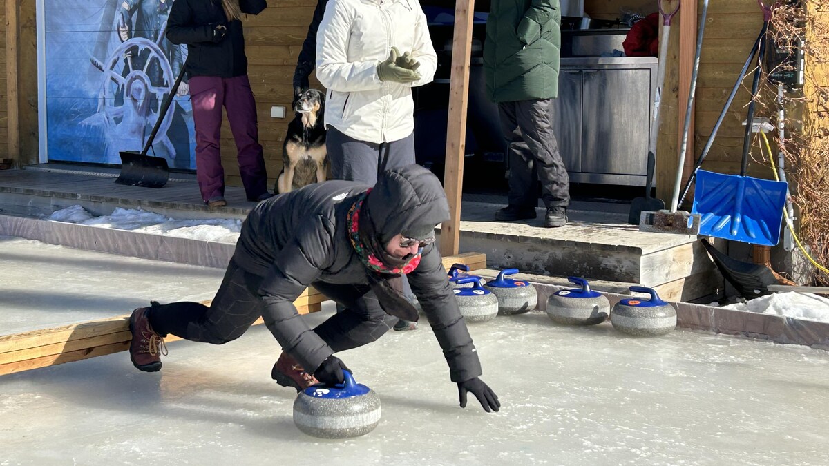 Une glace de curling à quelques pas de la route 132 dans le cadre du ...