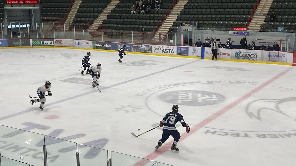 Des centaines de jeunes hockeyeurs à Rivière-du-Loup | Le téléjournal ...