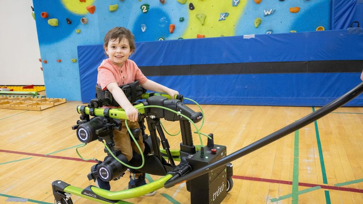 Une nouvelle marchette robotisée pour enfants | Le téléjournal Québec