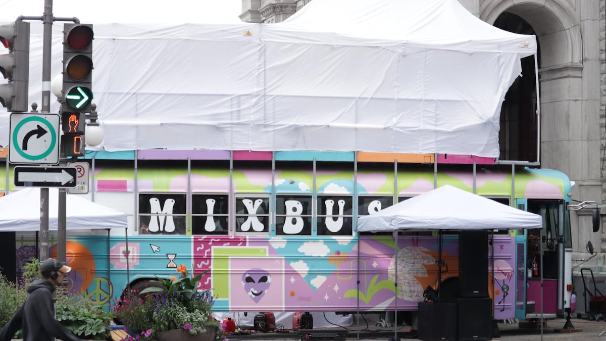 Le Mixbus Studio fait un arrêt à Québec | Le téléjournal Québec