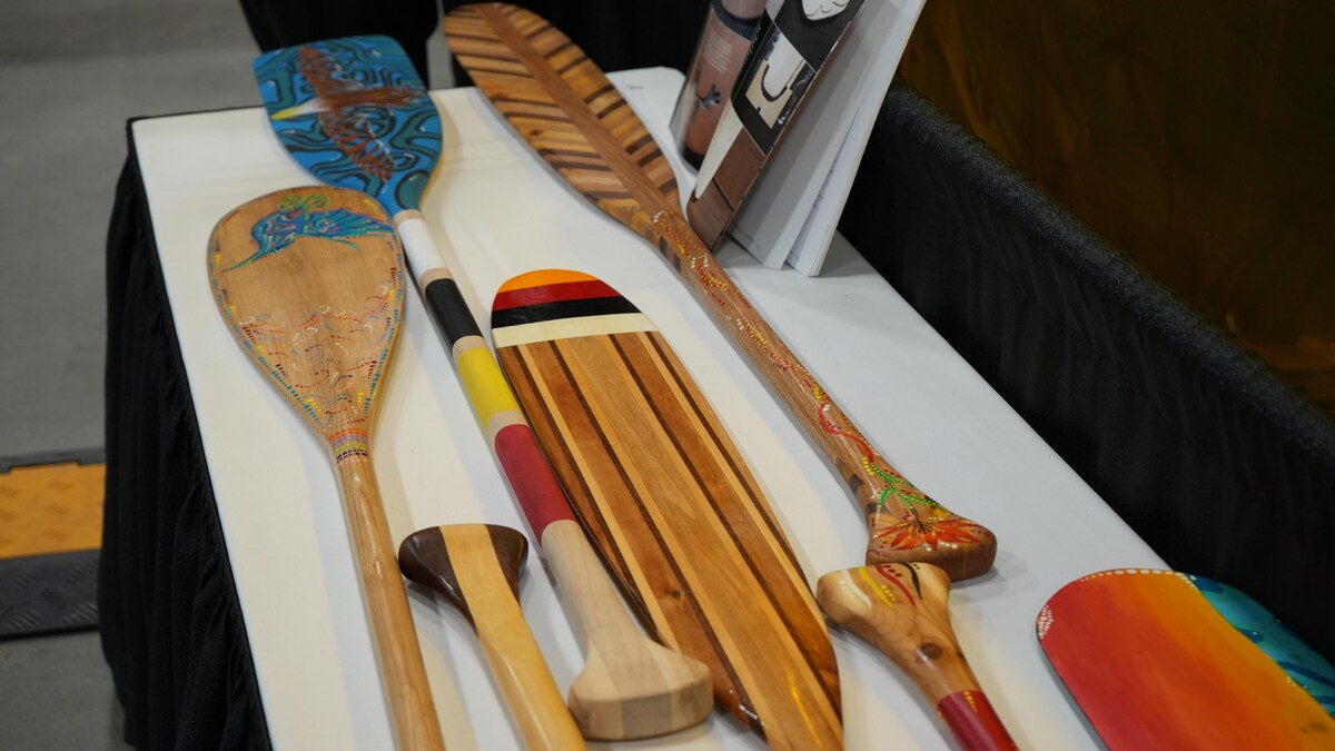 Sculpter une pagaie à la fois pour honorer une tradition dénée | Le ...