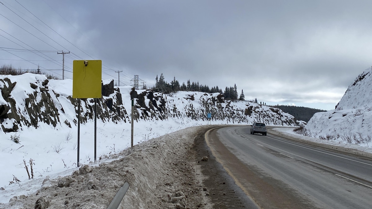 Des panneaux de couleur sur la route 175 pour mesurer la visibilité en ...