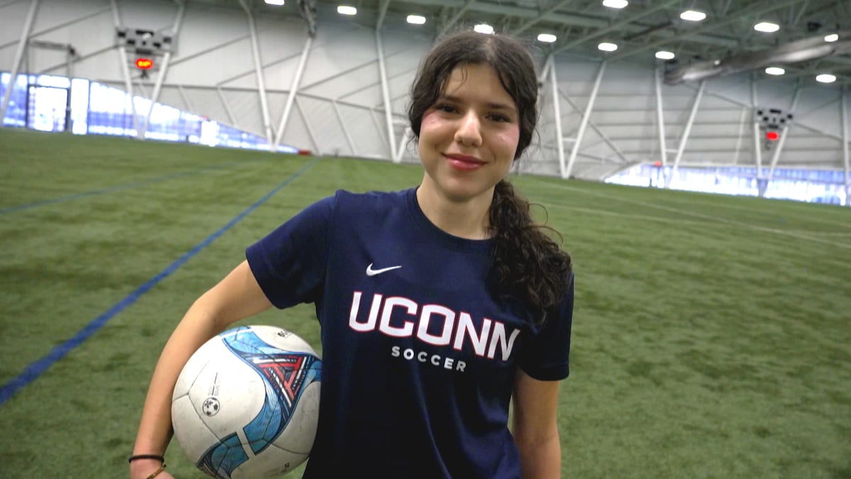 Portrait de la joueuse de soccer Inès Nourani | Le téléjournal Québec