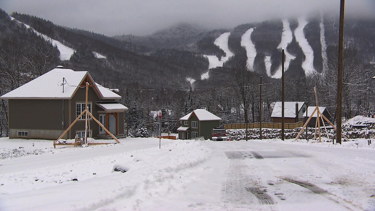 Le Versant ouest de la montagne du centre de ski Stoneham est en vente ...
