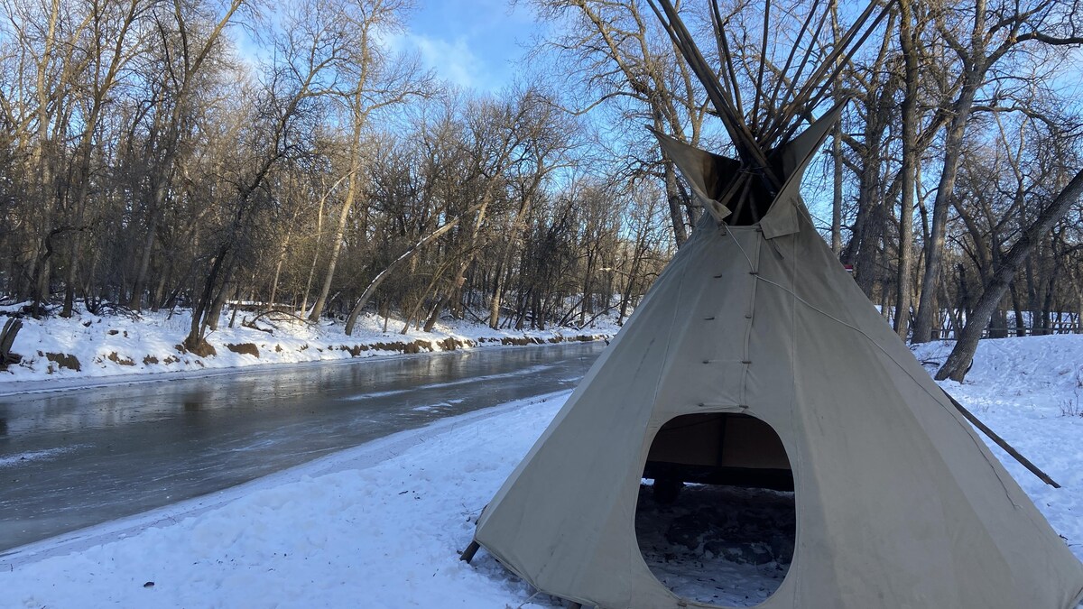 La petite histoire du tipi sur la Rivière Seine | Le téléjournal Manitoba