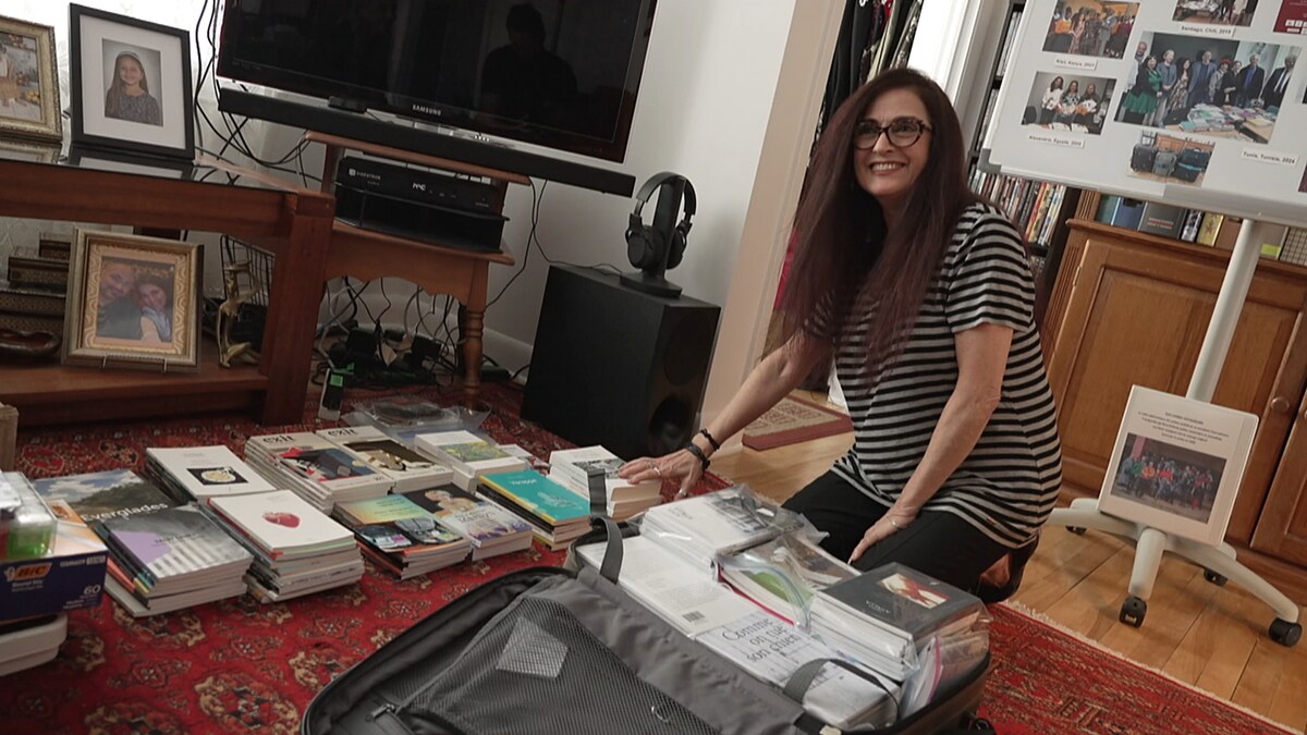 Nora Atalla et les livres voyageurs | Le téléjournal Québec