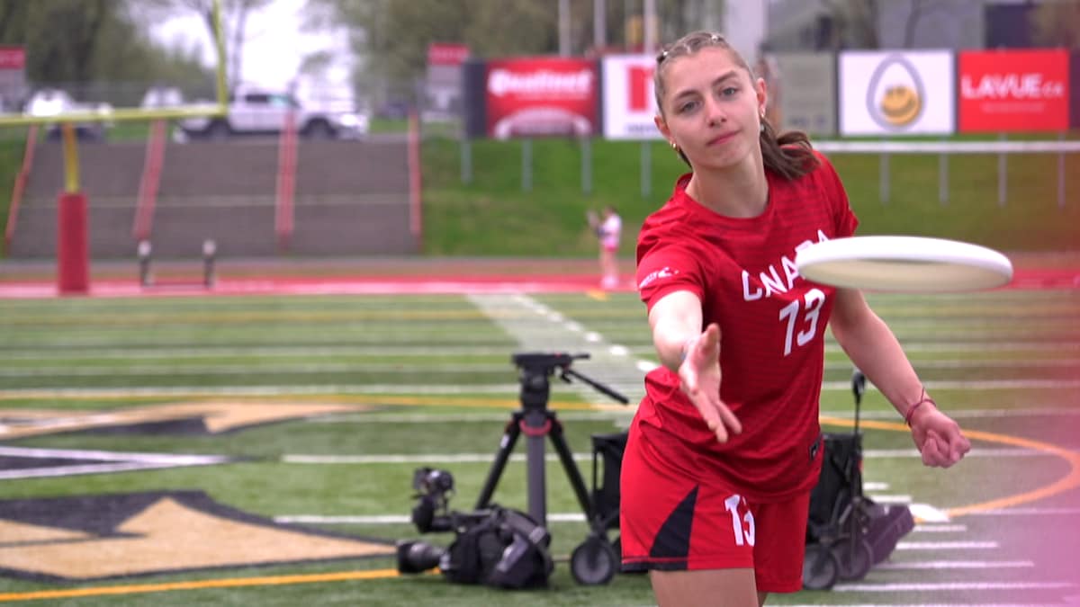 L'Ultimate Frisbee de père en fille | Le téléjournal Québec