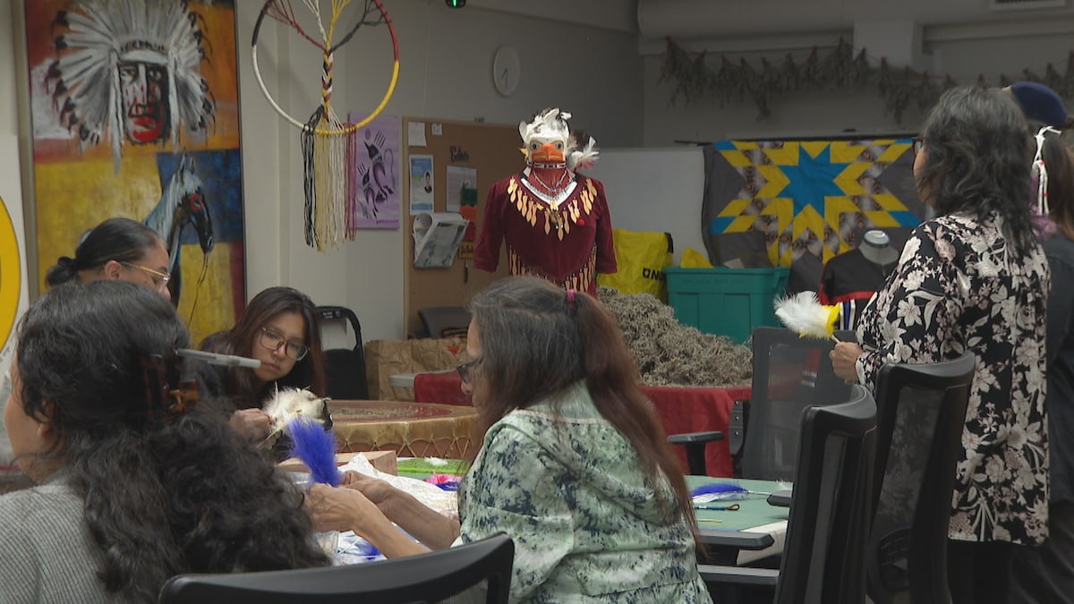 Pow-wow : se réapproprier le fil des traditions | Le téléjournal ...