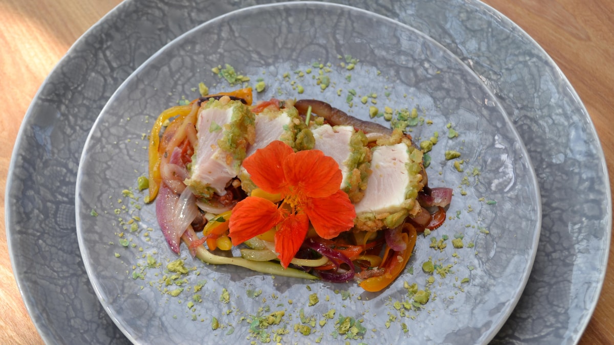 Filet de thon en croûte de wasabi et salade croquante de style ...