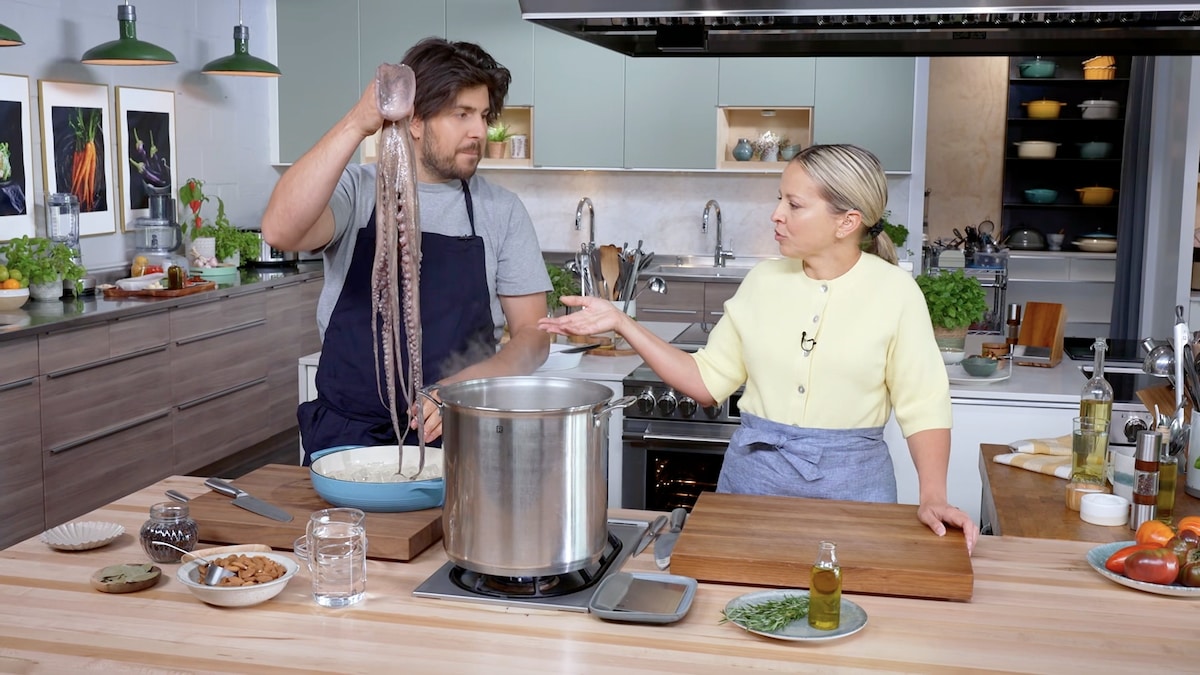 Comment dégorger et pocher une pieuvre? | La cuisine d'Isabelle et Ricardo