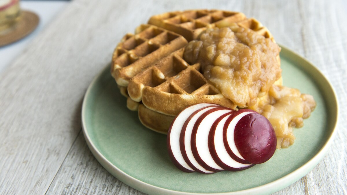 Gaufres et sauce aux pommes à la cannelle | Mordu