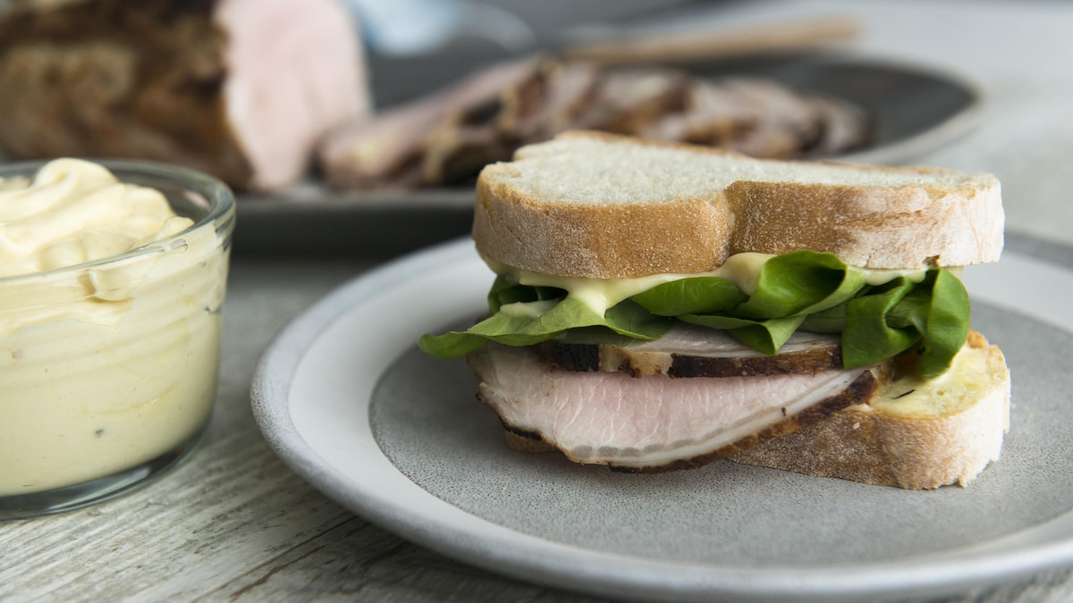 Rôti de porc froid et mayonnaise à l'ail rôti | Mordu
