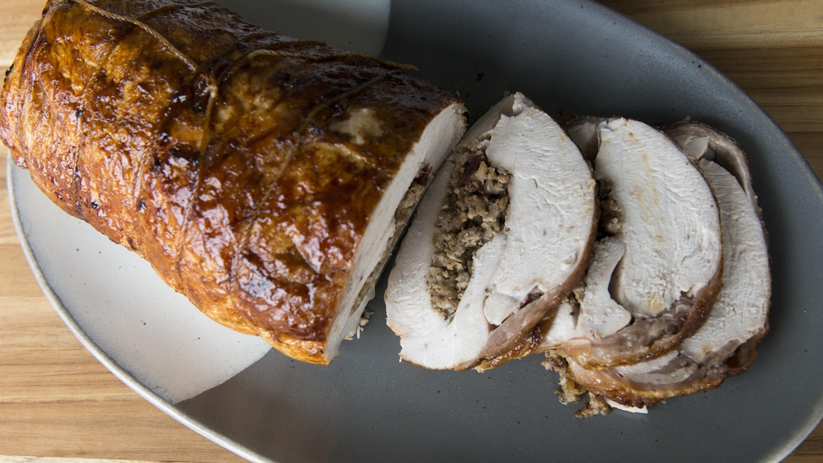 Rôti de dinde farcie aux poires et aux canneberges | Mordu