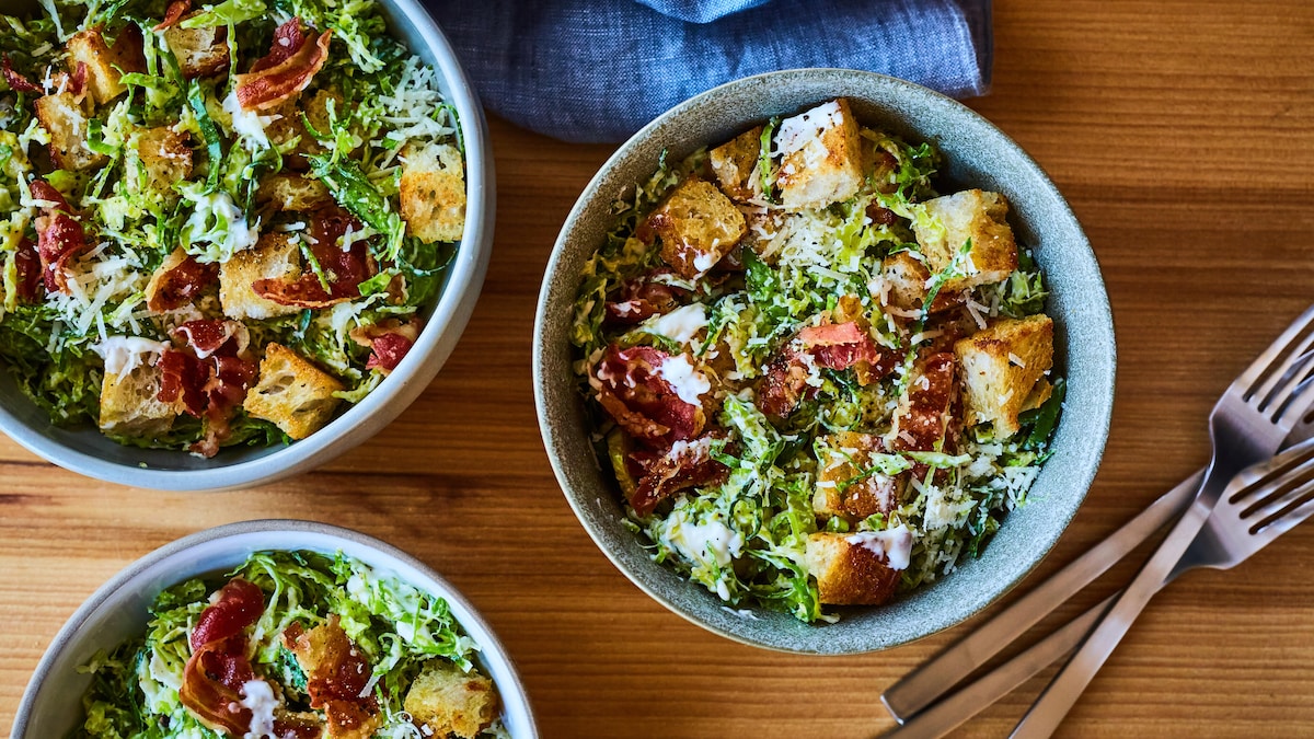 Salade César aux choux de Bruxelles | Savourer x Mordu