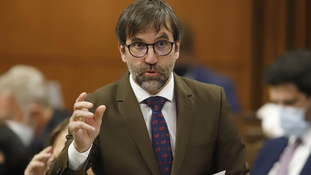 Steven Guilbeault dit que la taxe sur le carbone aura aussi des ...