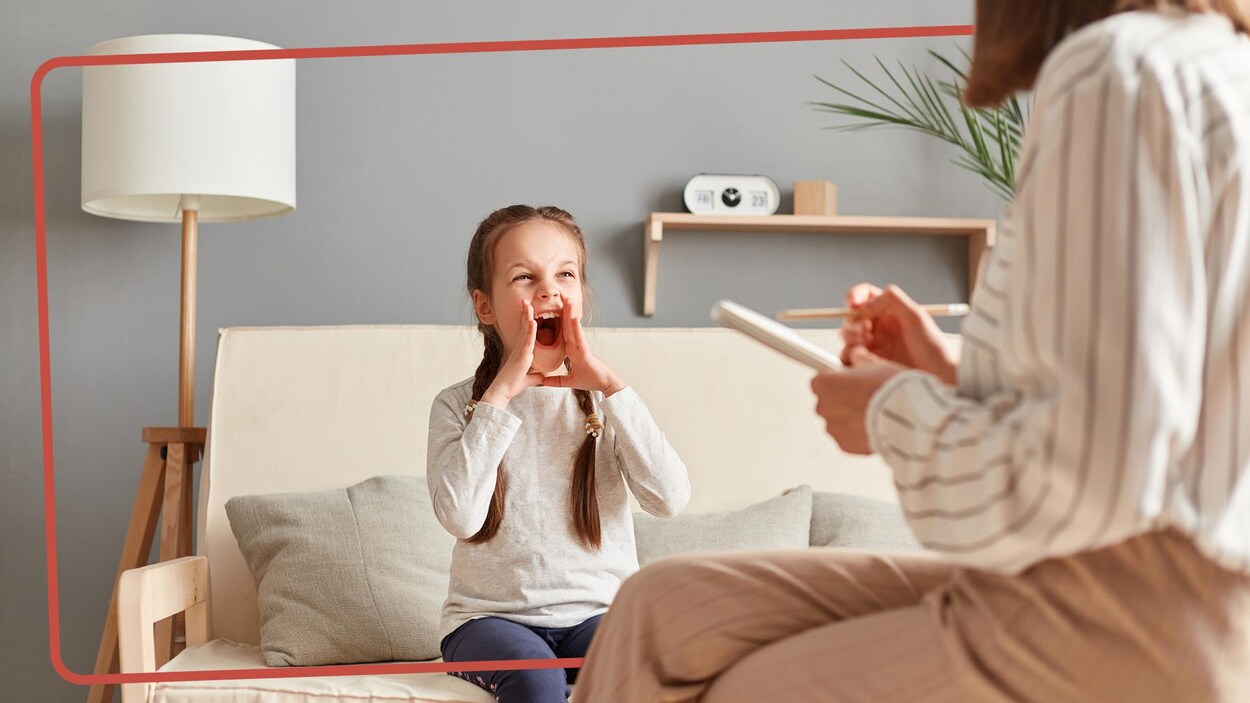 Mon enfant parle fort : quoi faire?