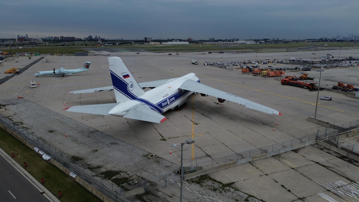 Un avion-cargo russe cloué au sol à Pearson | Radio-Canada