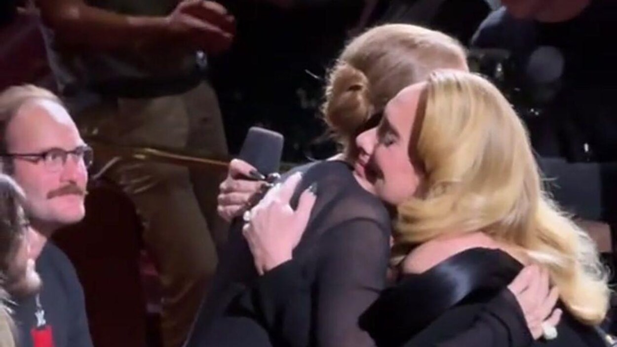 Moment magique entre Céline Dion et Adele à Las Vegas | Brève | Radio-Canada
